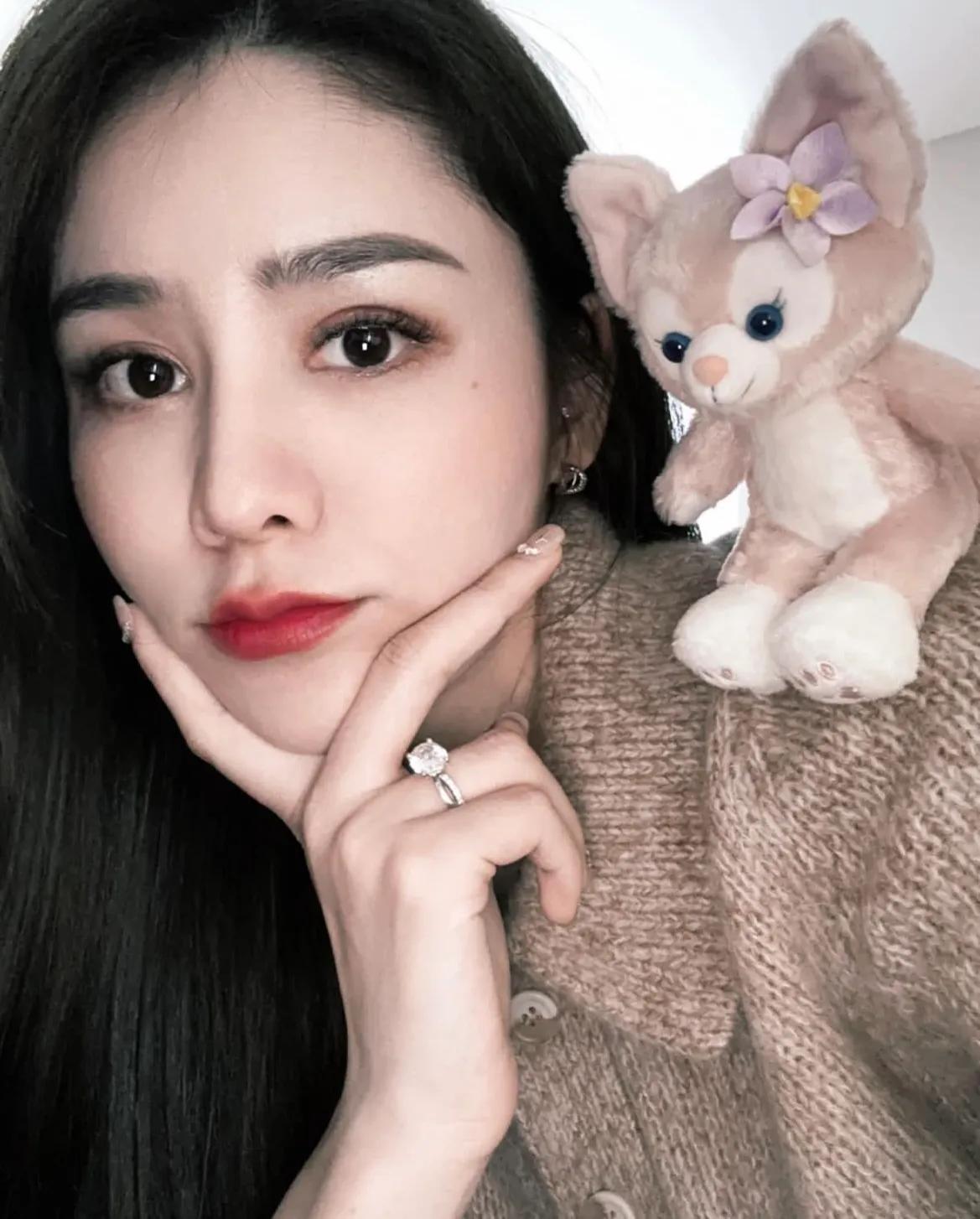 Zhang Xinyue "pretends to be tender" in her beautiful photos, the ...