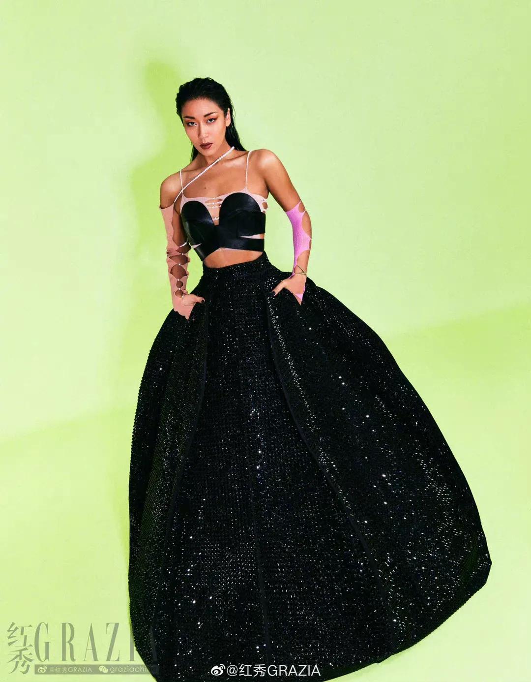 Jike Junyi is a supermodel in the singer world. Every look can make us ...