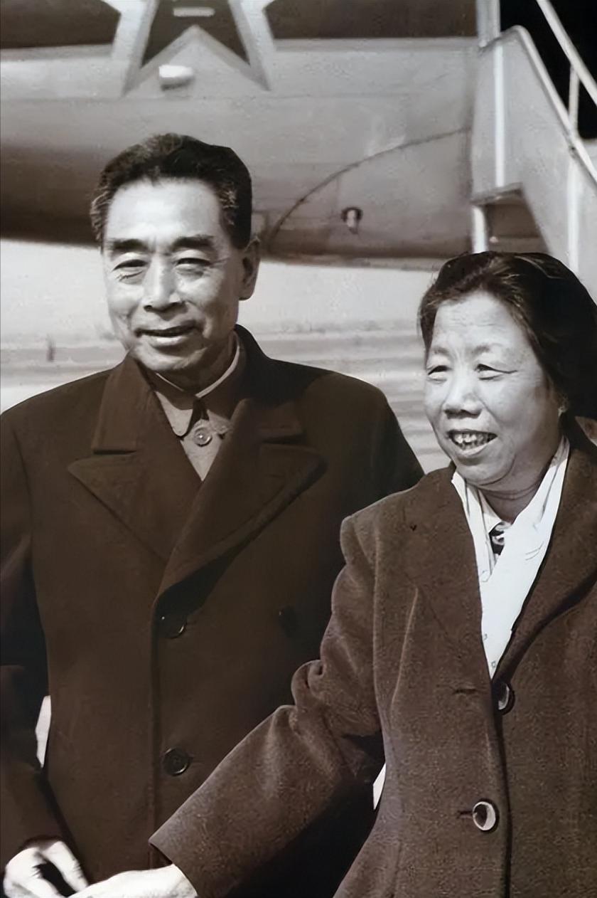On the day of Zhou Enlai's death, Ye Jianying and Deng Xiaoping came to ...