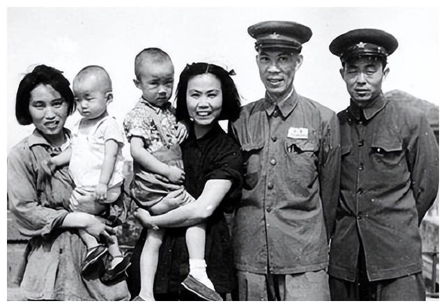 When he was the division commander, Chen Geng was the battalion ...