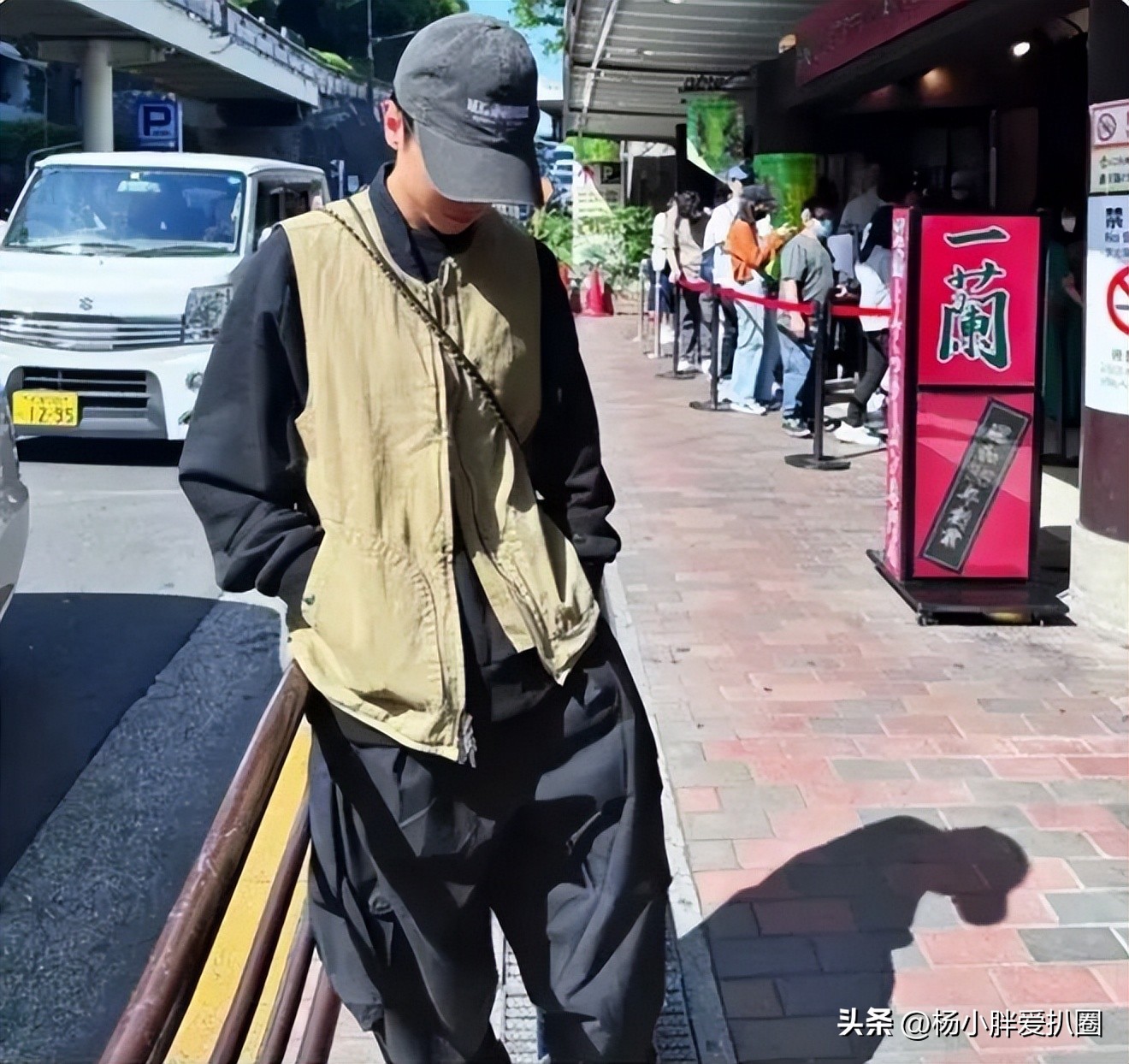 Qin Fen and her boyfriend are walking on the streets of Japan. They ...