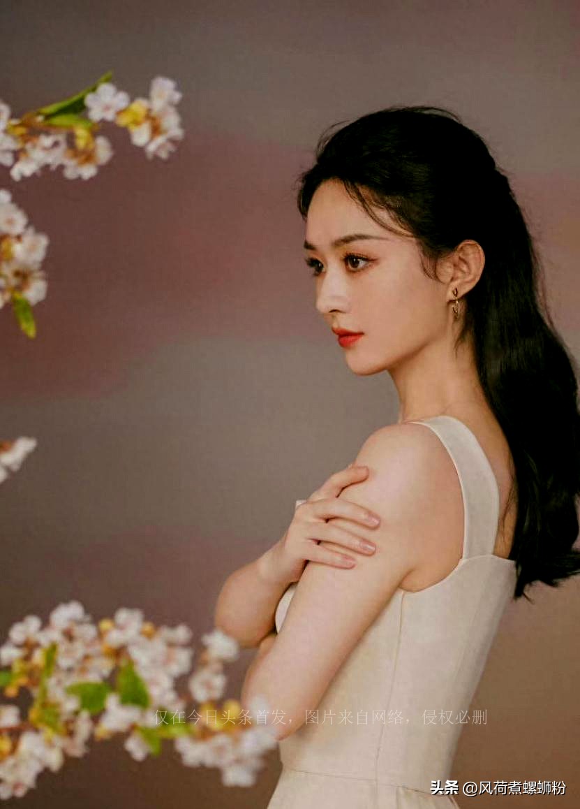 Actresses take photos during the Mid-Autumn Festival, including Yang ...