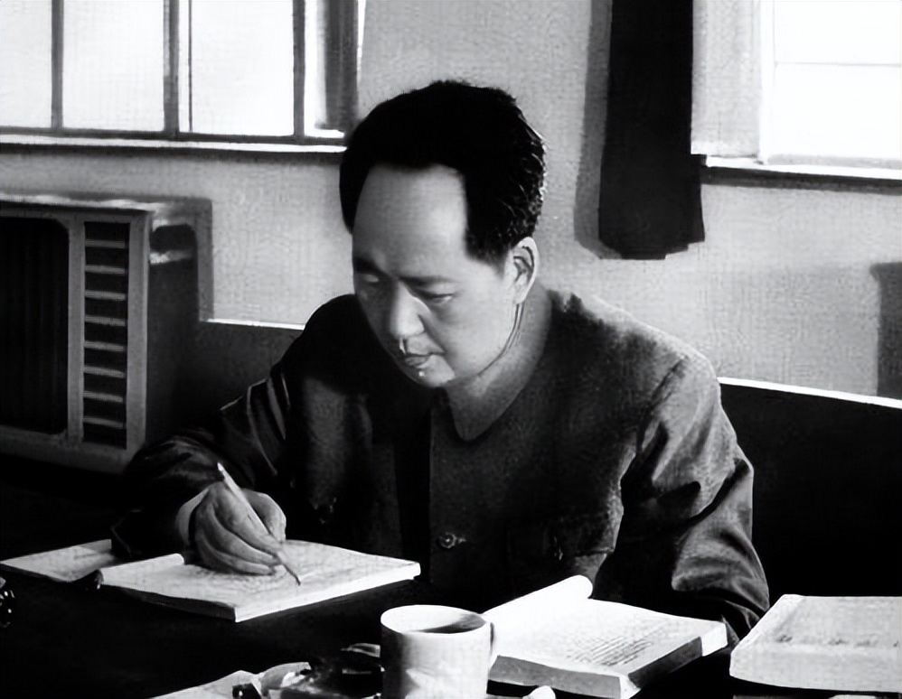 Teacher Mao, who loved books all his life, was still reading the day ...