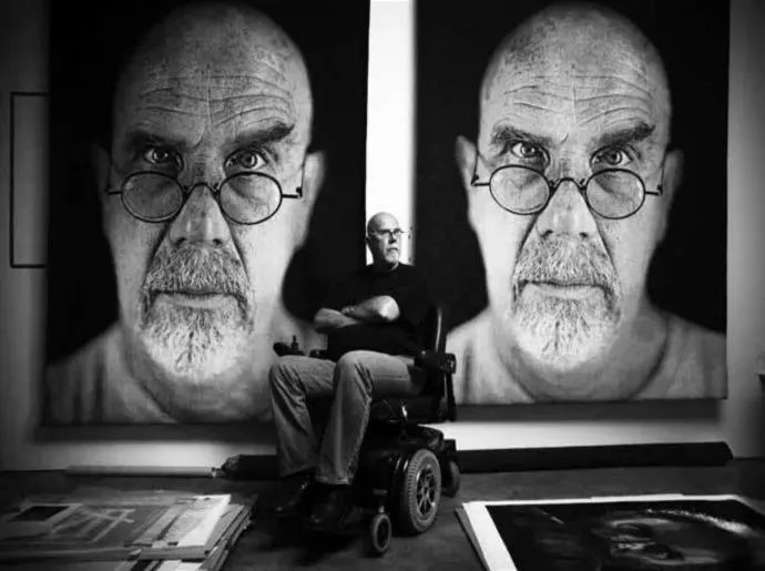Chuck Close's huge realistic head portrait, very delicate - iNEWS