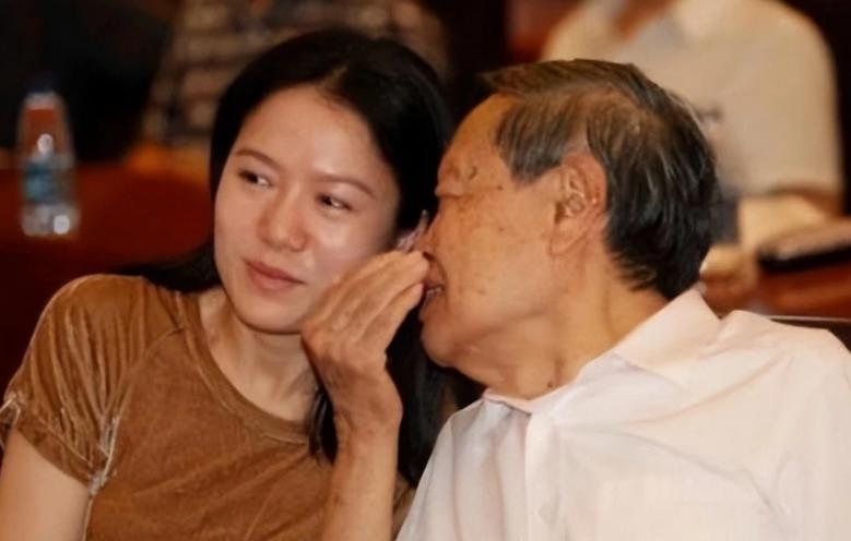 Weng Fan has been married for almost 20 years and has never left Chen Ning Yang. Have you ever ...