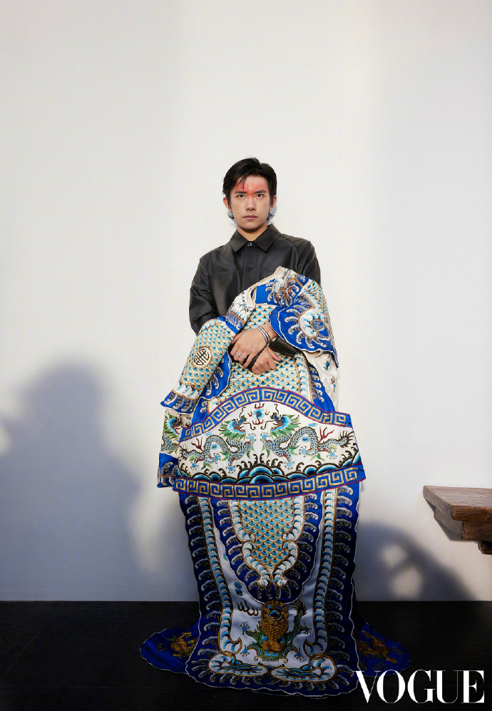 The cover of Yi Yang Qianxi's Beijing opera makeup is exposed, and the ...