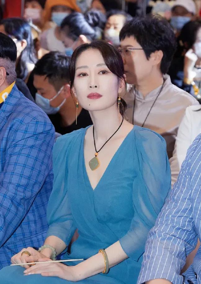 Liu Mintao's long blue dress and confident smile fully show the ...