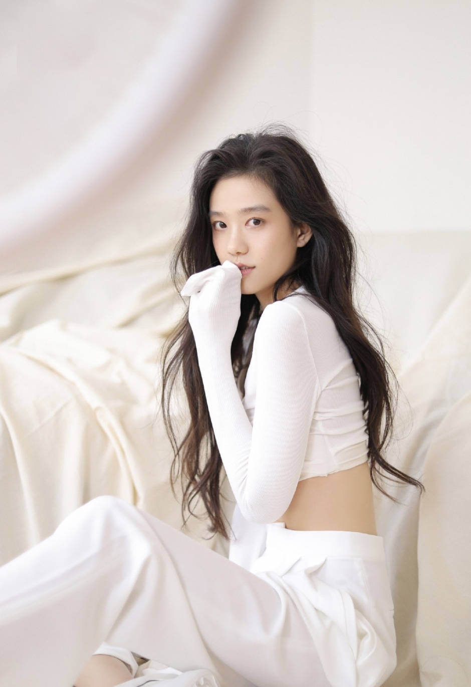 Gorgeous long-legged beauty - iNEWS