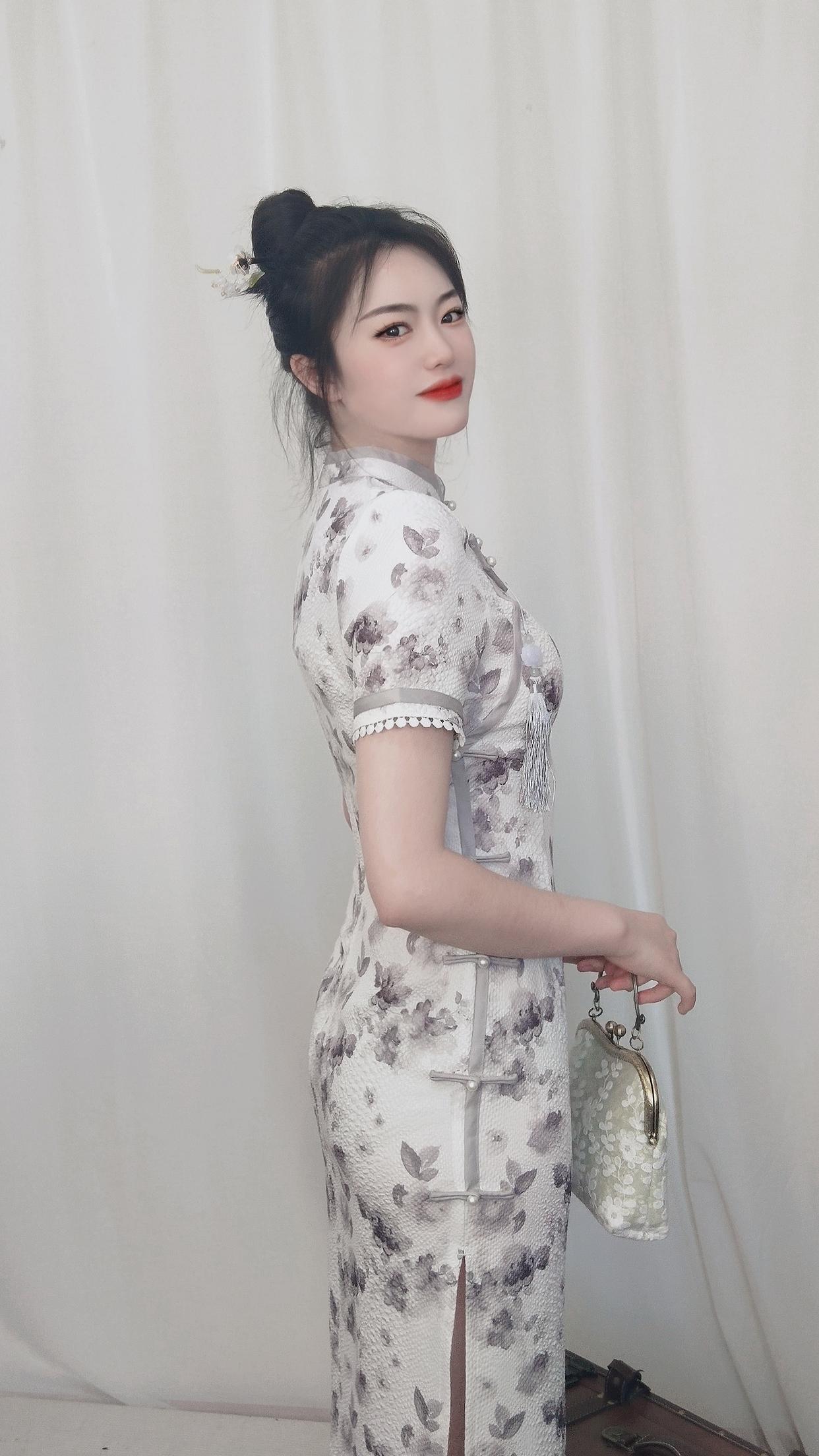 Don't you know yet? Correct posture of cheongsam! - iNEWS