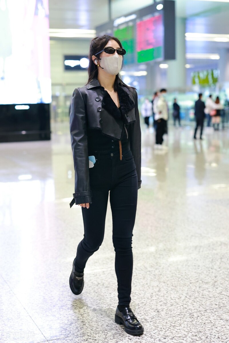 Zhao Yihuan appeared at Shanghai Airport, dressed in black leather and ...