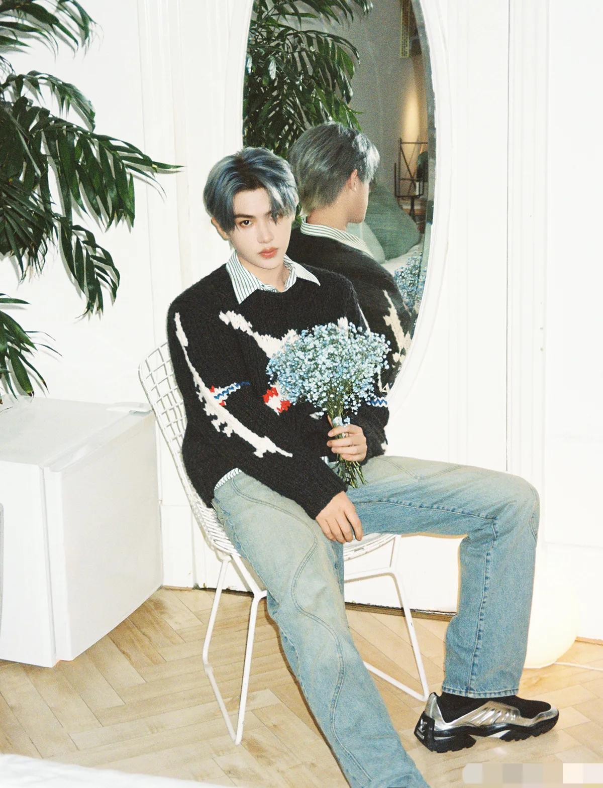 Huang Minghao's birthday photo, blue-haired Xiao Jia, blue gypsophila ...