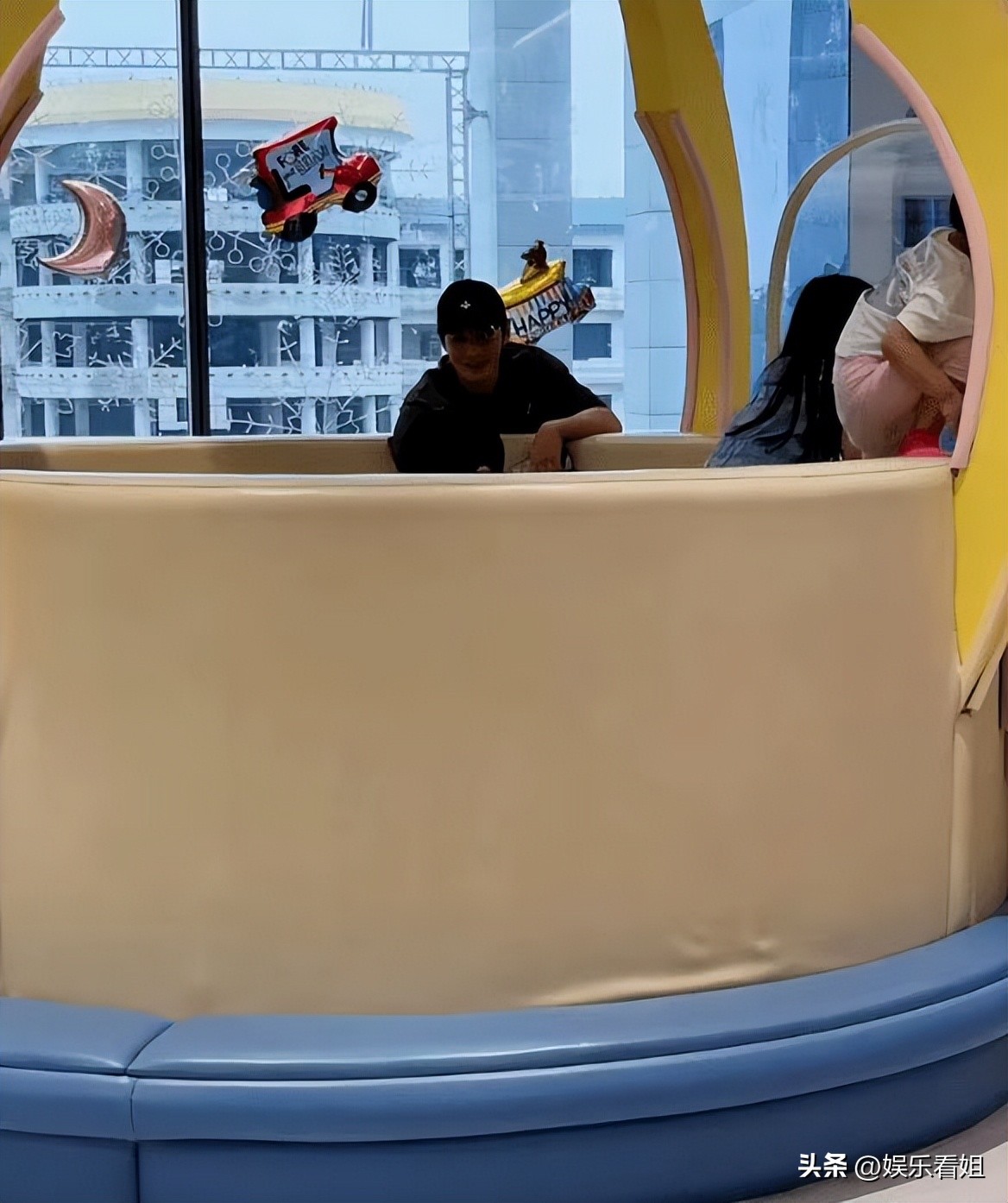 The 5-year-old little sponge is lively and cute, and looks more like ...