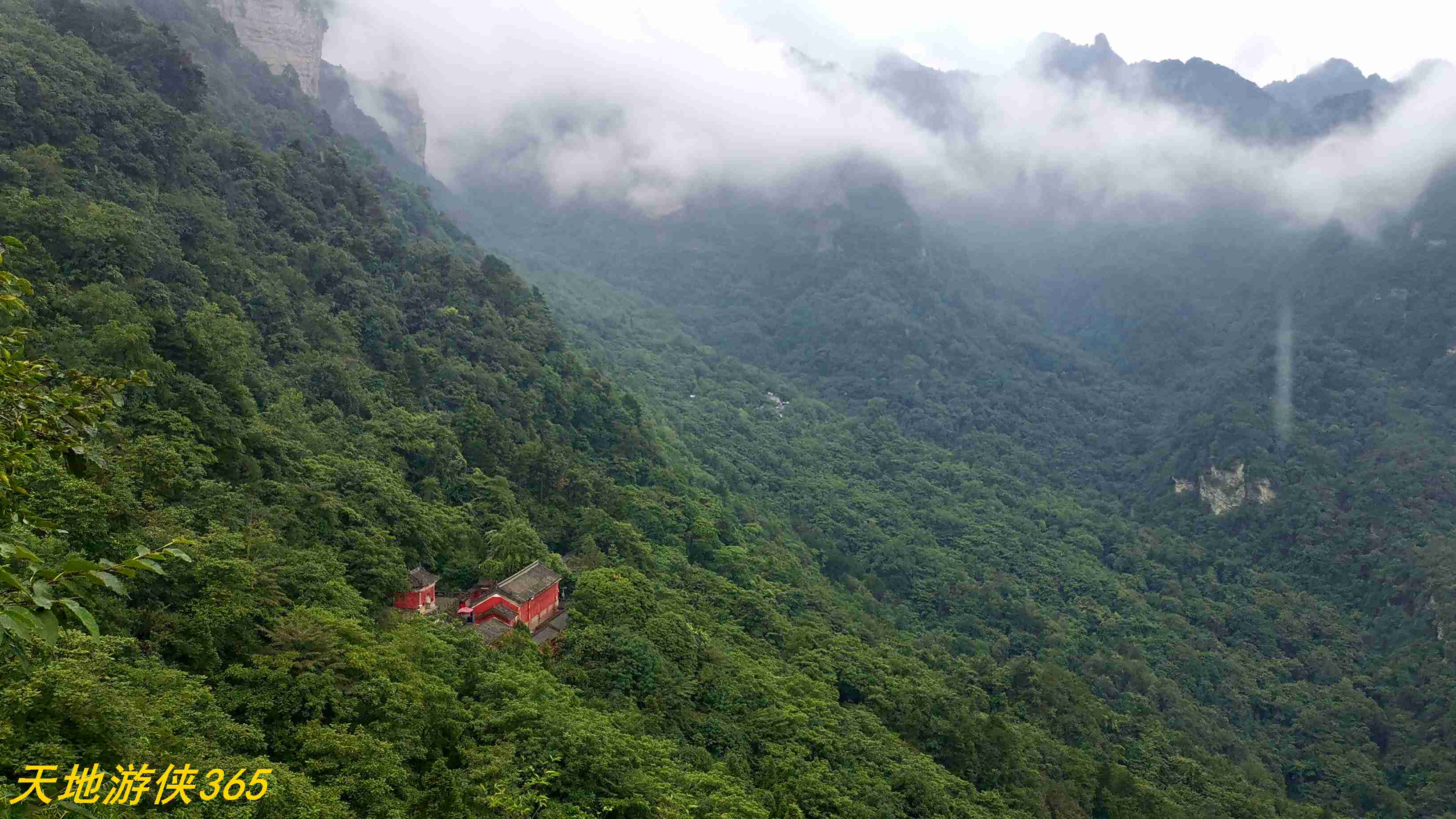 From the Nanyan Palace of Wudang Mountain, walk the ancient Shinto ...