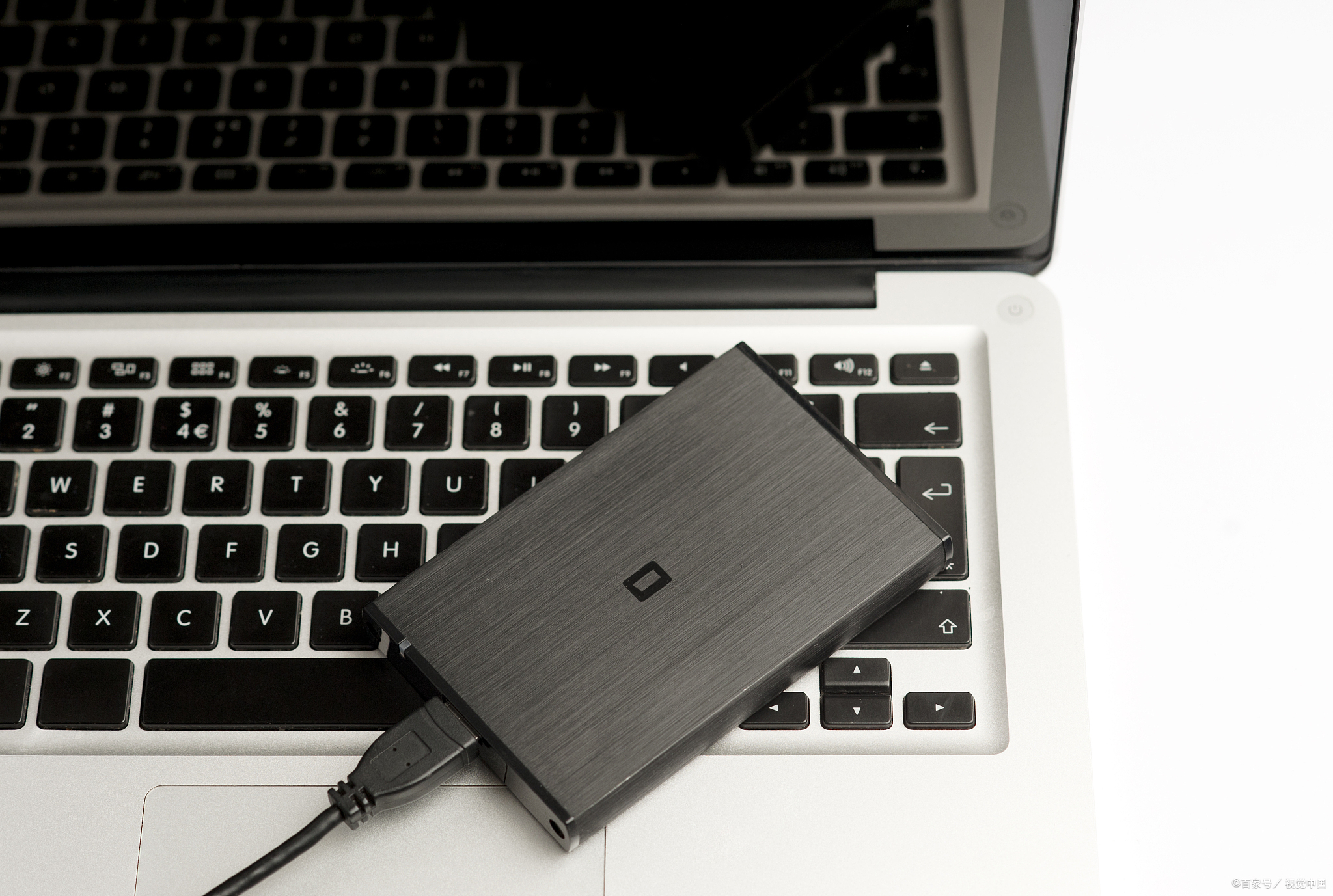 Do you know the dangers of using a laptop while charging? - iNEWS