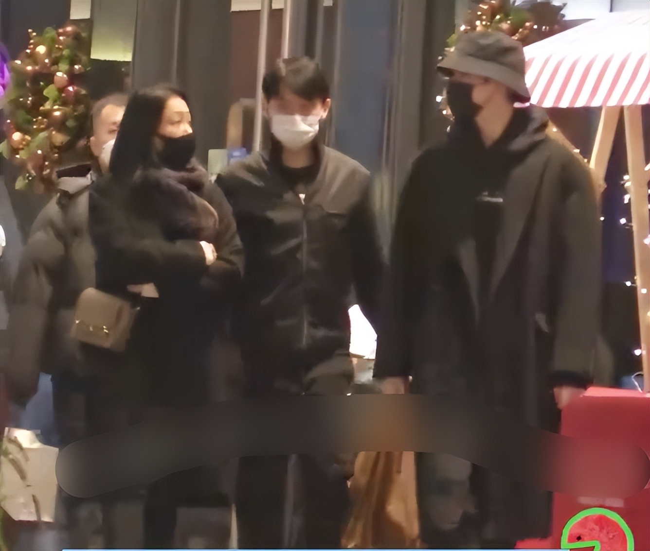 Chen Feiyu goes shopping with his family, 54-year-old Chen Hong looks ...