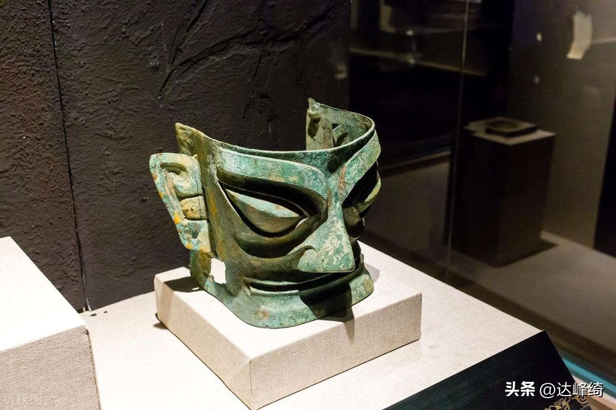 Explore the Sanxingdui Museum and reproduce the ruins, cultural relics ...