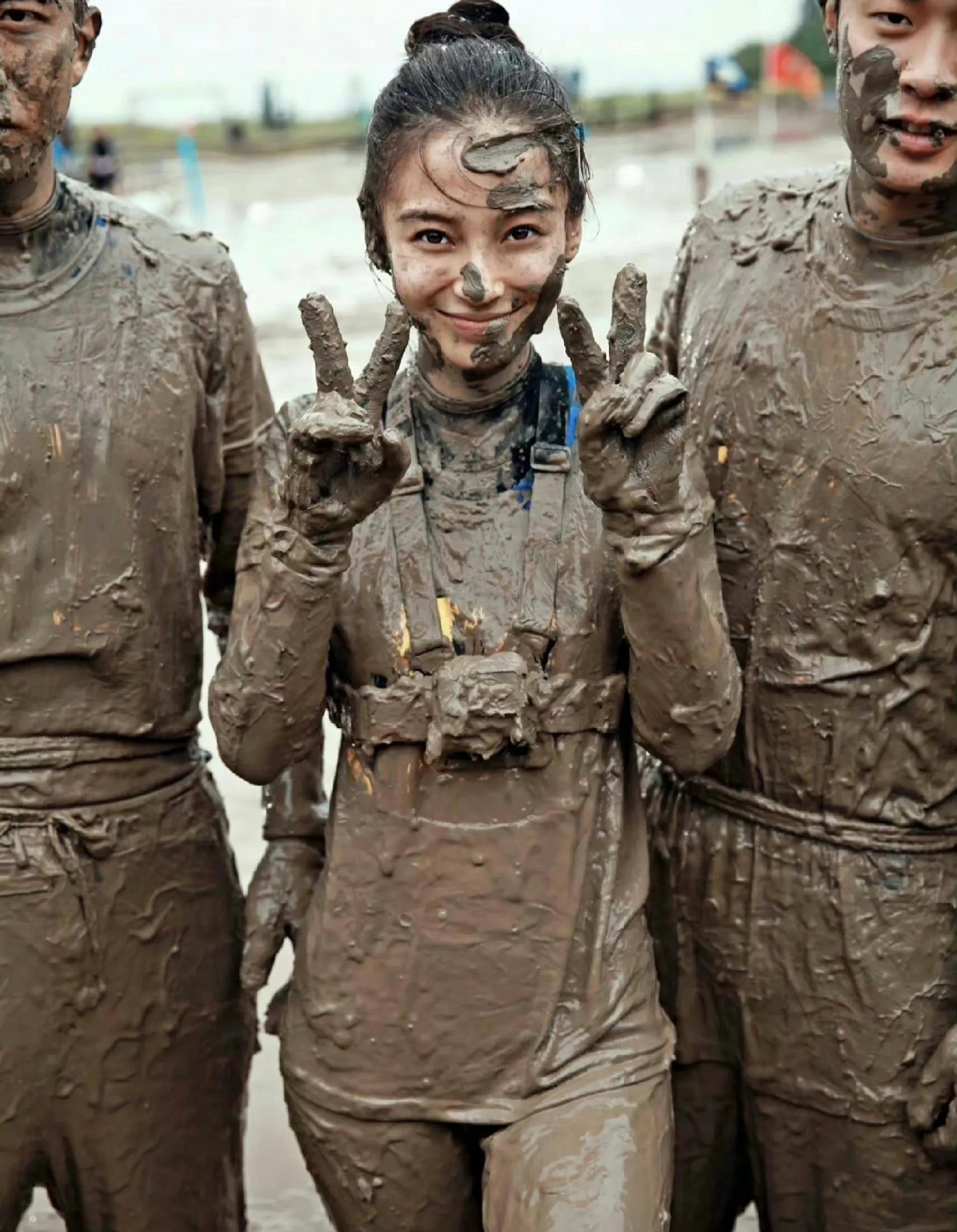 Yang Ying's mud photo, she is really not afraid of playing with mud - iNEWS