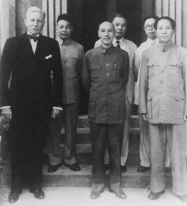 Chiang Kai-shek's height is less than 1.7 meters, but every time he ...