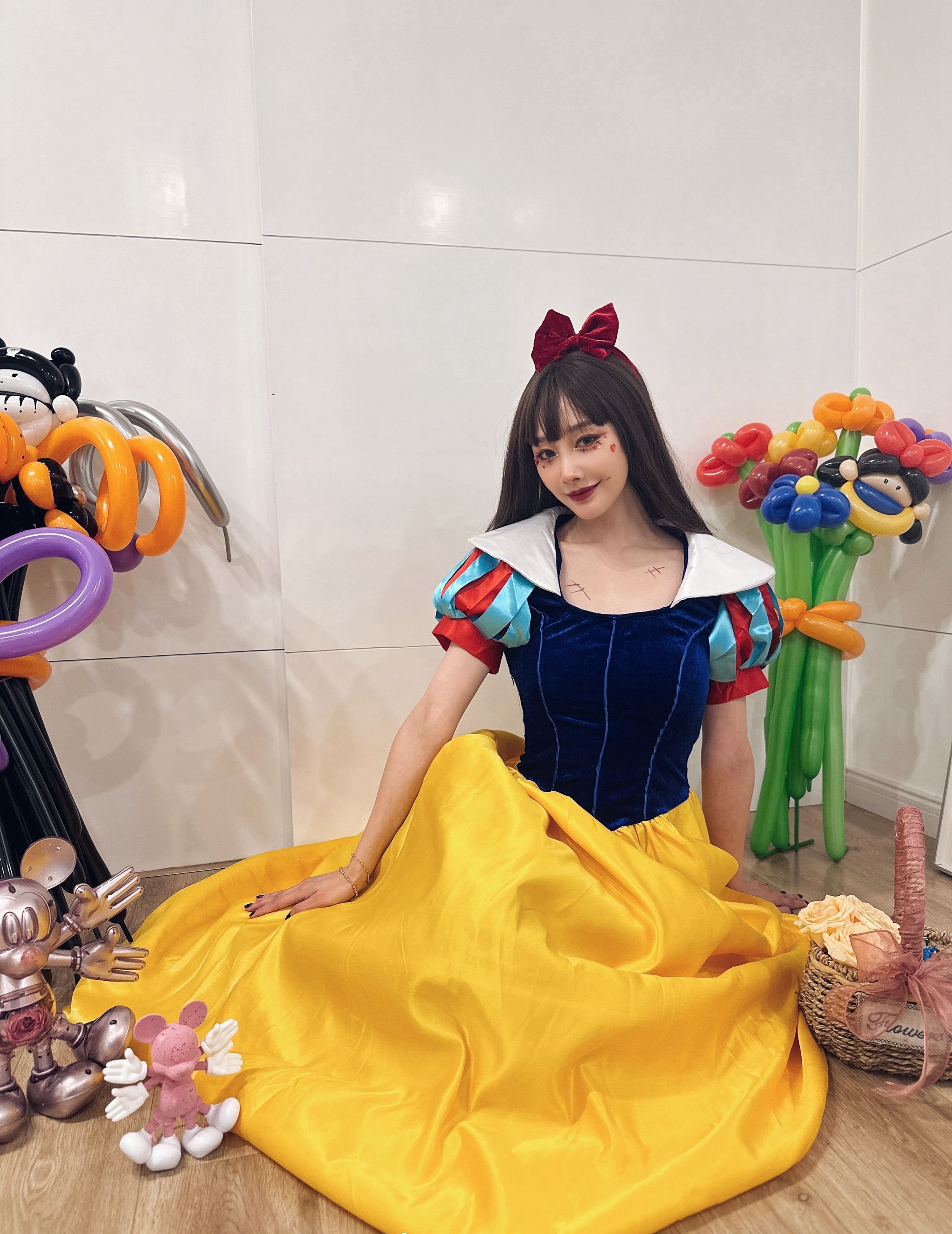 Li Chun's yellow dress with weird Halloween makeup - iNEWS