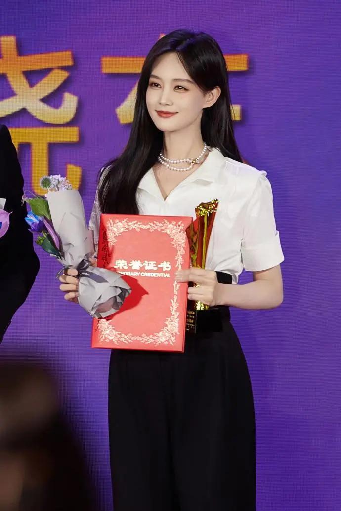 Li Yitong took off his shoes and sat barefoot on the seat on the plane ...