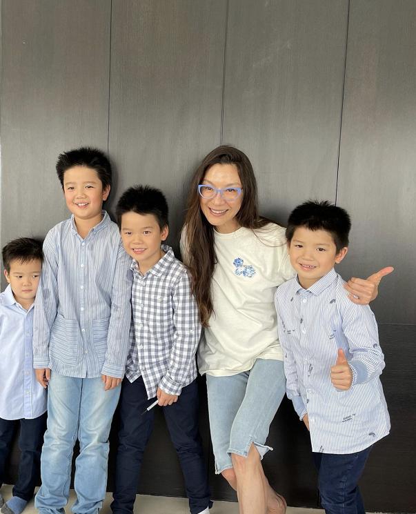 59-year-old Michelle Yeoh takes a swimsuit photo!With her granddaughter ...