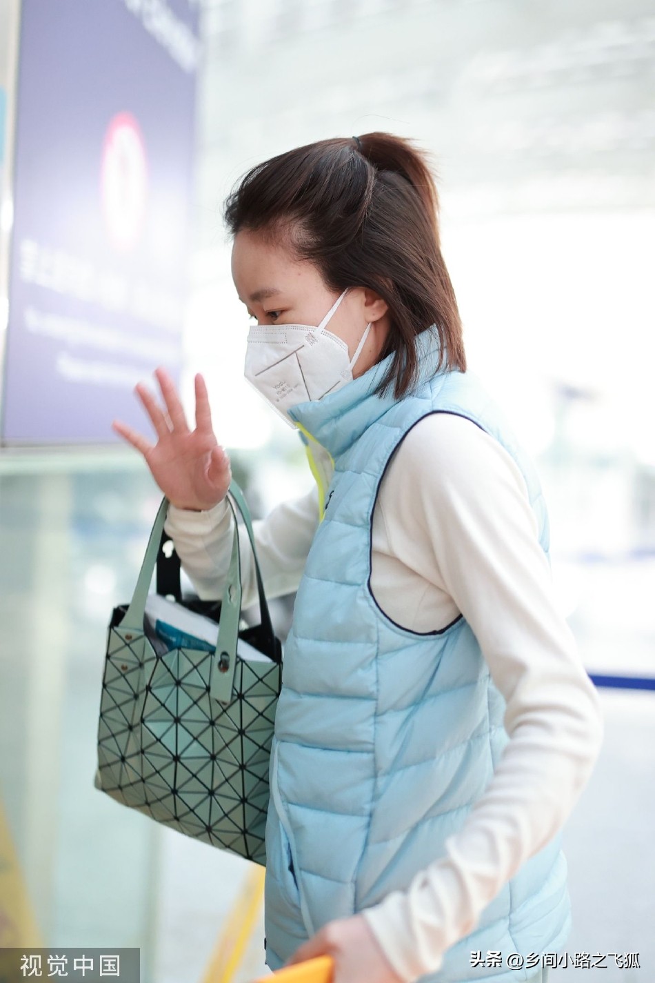 Jiao Junyan arrived at the airport in a light blue vest, smiling and ...