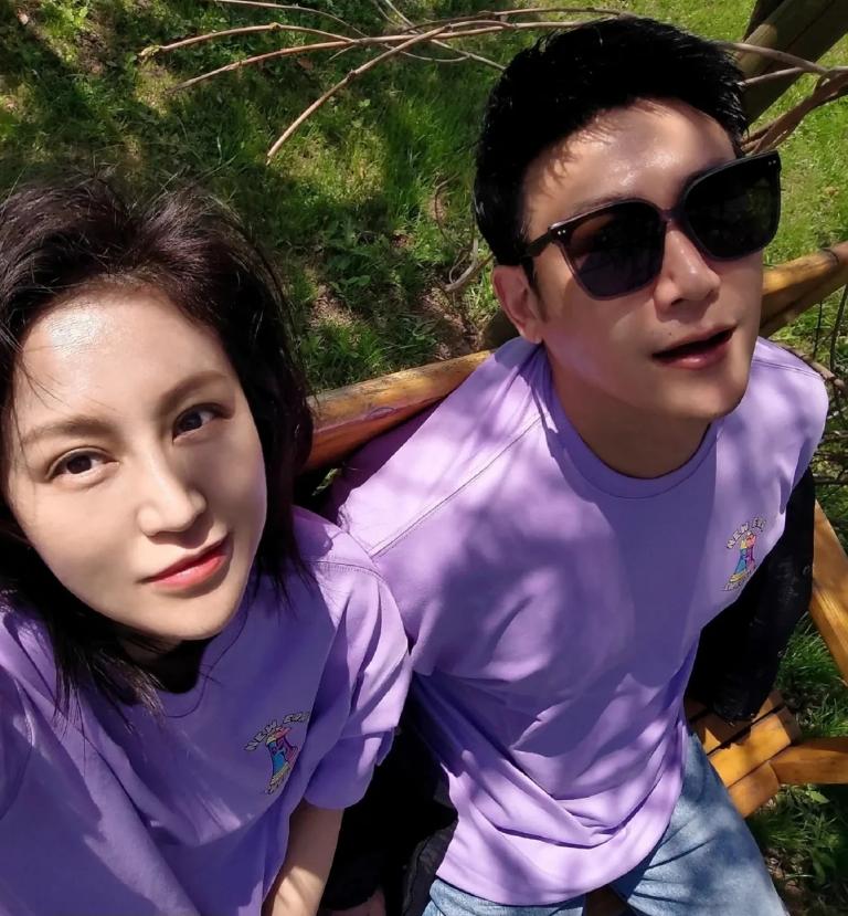 Lu Yi and Bao Lei take their two daughters to play on the farm. Belle Xiaoyezi grows taller, and ...