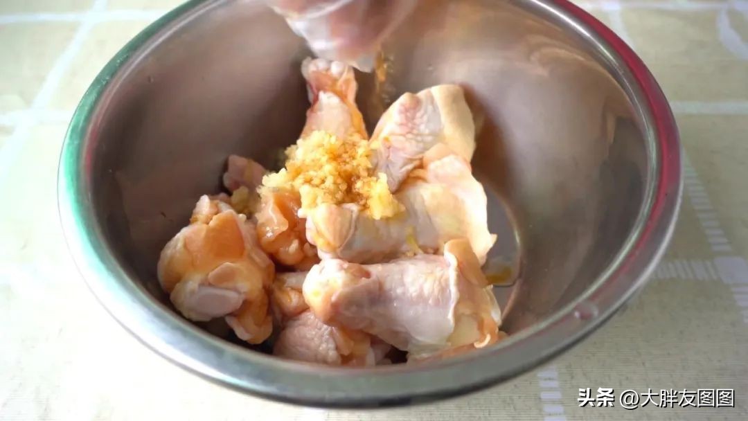 The chicken legs are so fragrant in this way. It is very delicious when ...