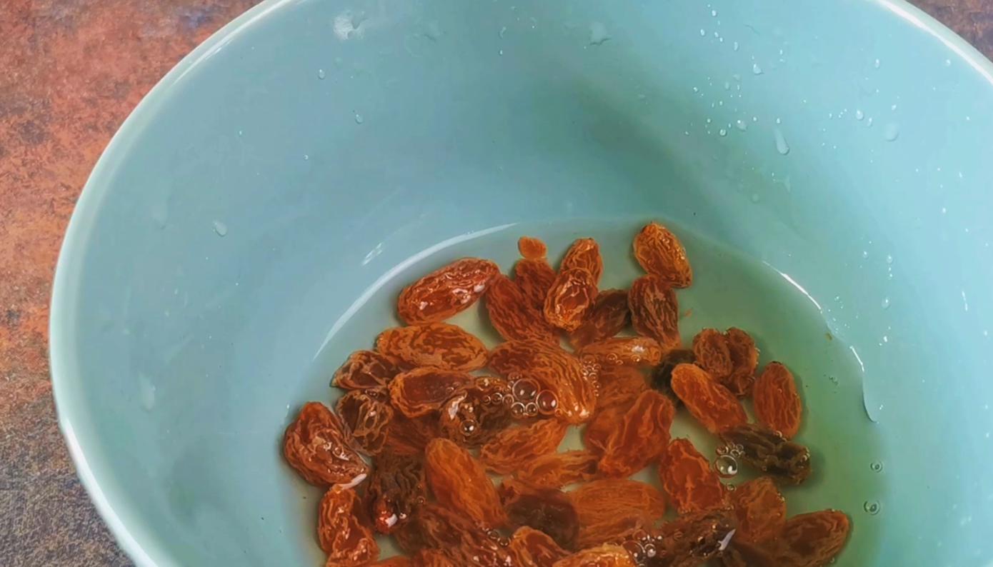 Soak raisins in vinegar, many people don't know what it is, it's really ...