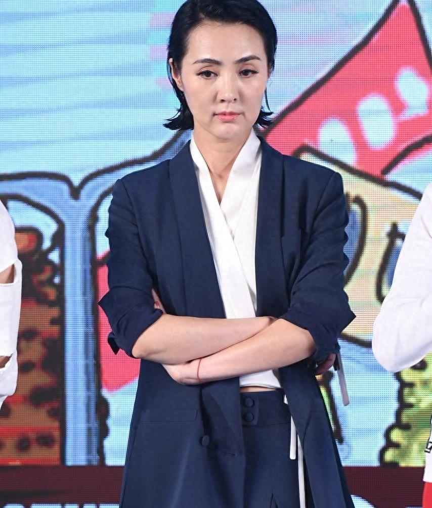 She is the widow of Jiang Wen's affair, and she shows her "become famous immediately after ...