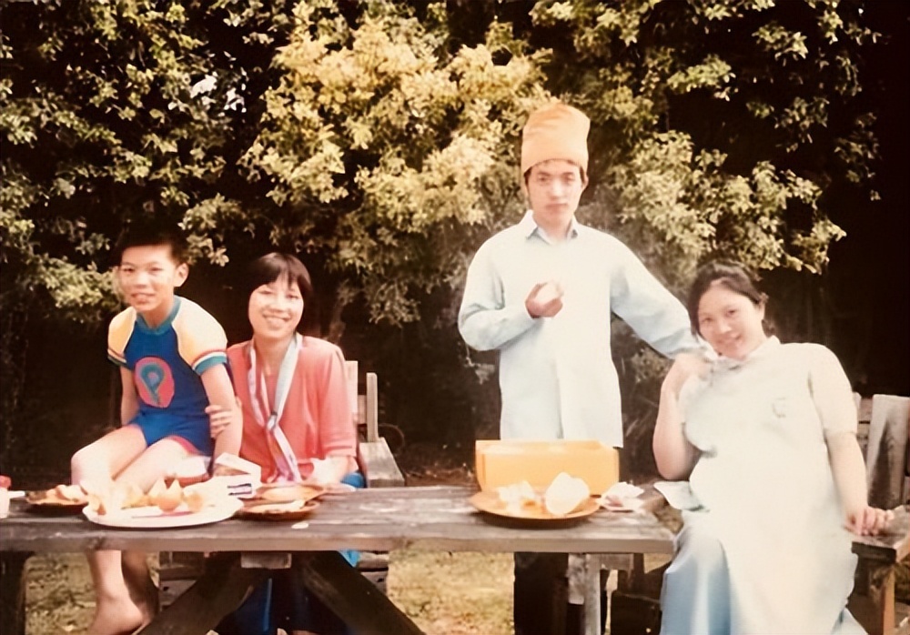 After Gu Cheng killed his wife and hanged himself, his only son was ...