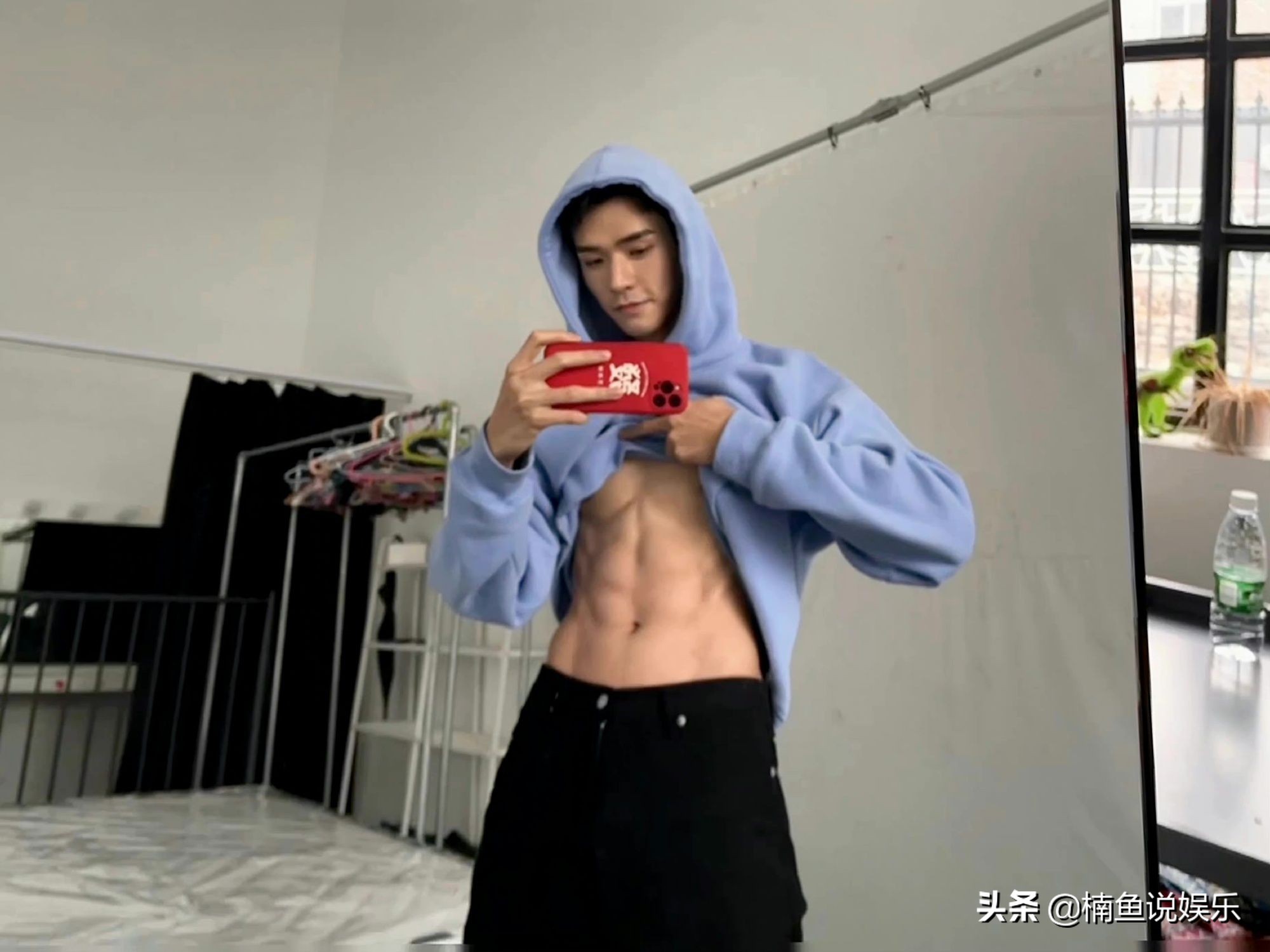 Gong Jun turned into a muscular man, basking in eight-pack abs in the ...