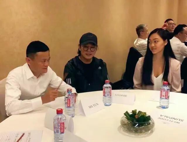 The Jet Li family has lived in Europe for a long time!The two daughters ...