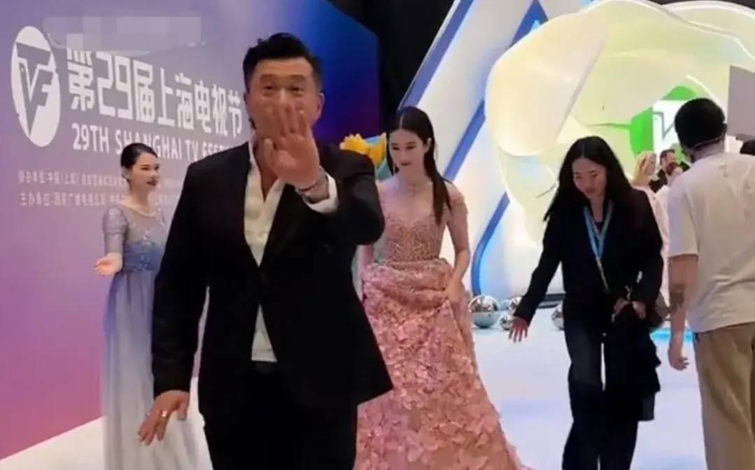 Liu Yifei appeared at the game with her bodyguard. The bodyguard, Uncle ...