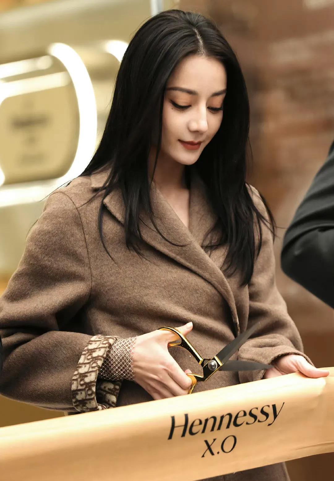 Di Lieba camel coat shape - iMedia