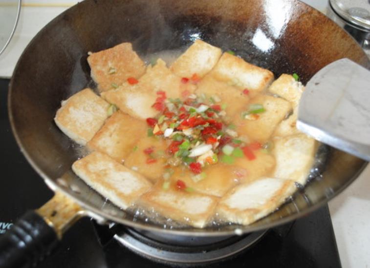 It is a taboo to fry tofu directly in the pan. The chef will teach you ...