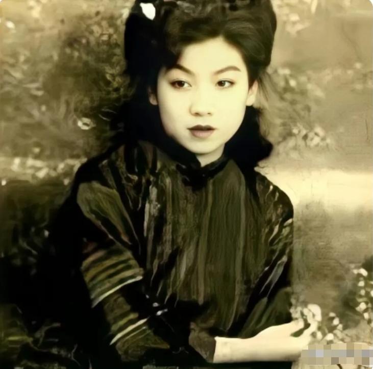 Rare early photos of Zhao Lirong, a 17-year-old theater troupe during ...