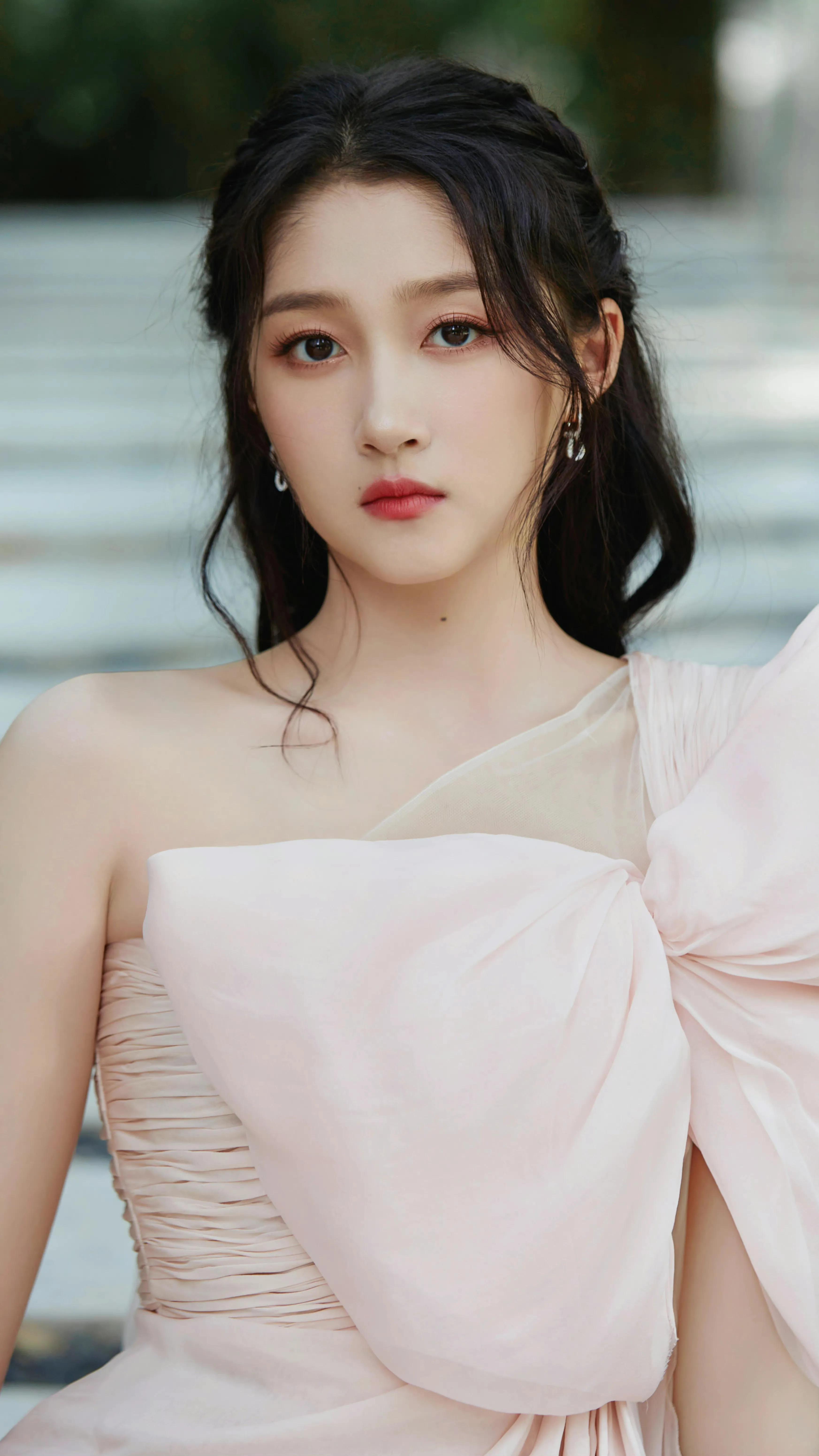 Guan Xiaotong's beautiful wallpaper - iNEWS