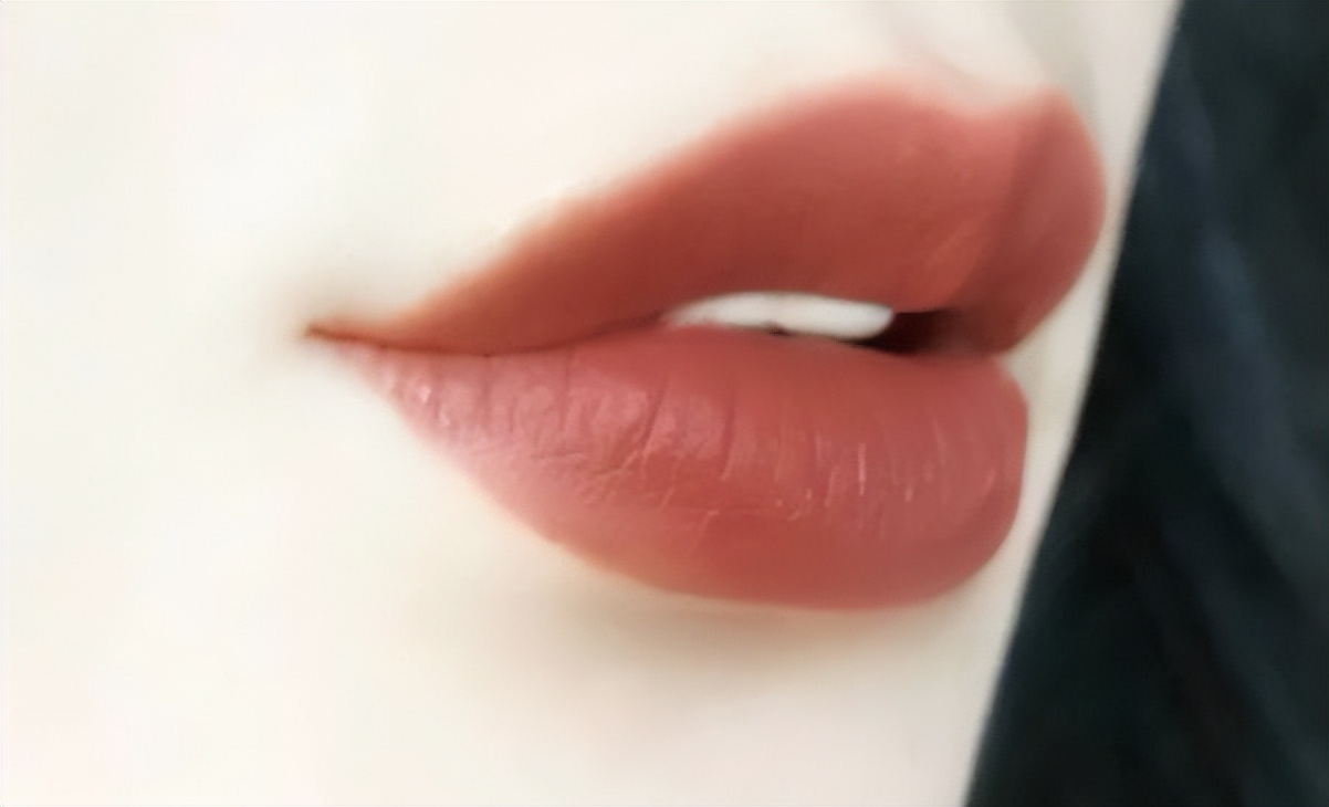 If you want to say goodbye to dry and chapped lips, these temperament ...