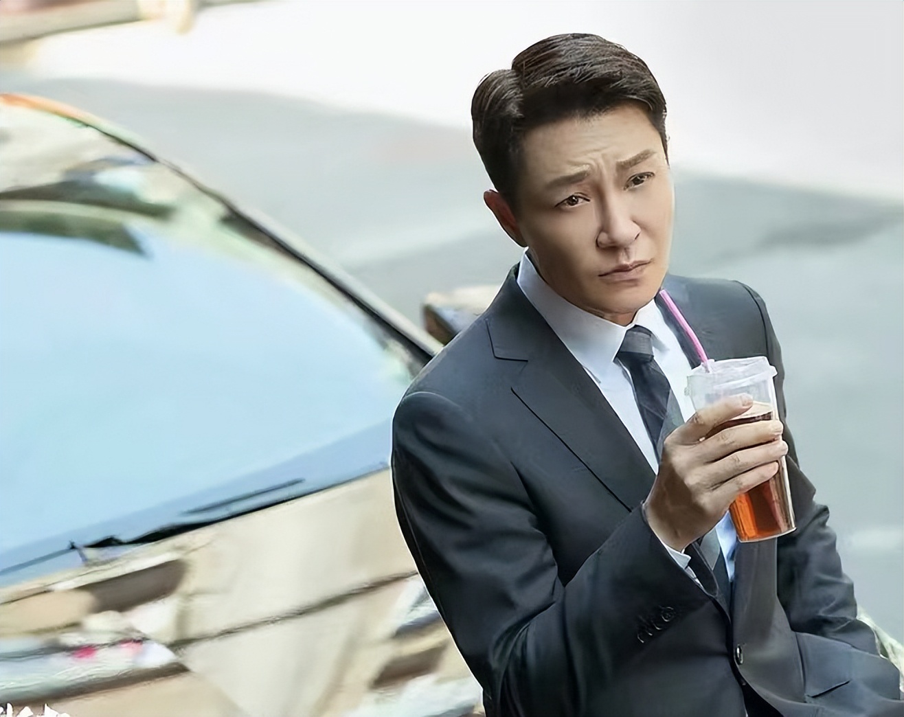 "Outside Court": Also acting as a lawyer, Luo Jin, Li Guangjie, and Li ...