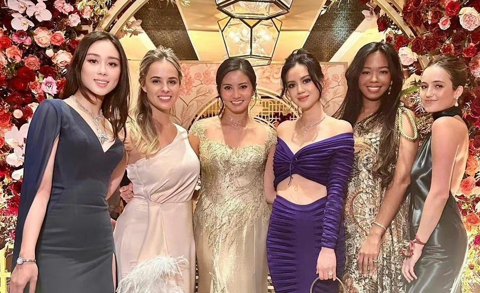 He Chaoxin and Gu Ailing gathered and ate dumplings at the same table ...