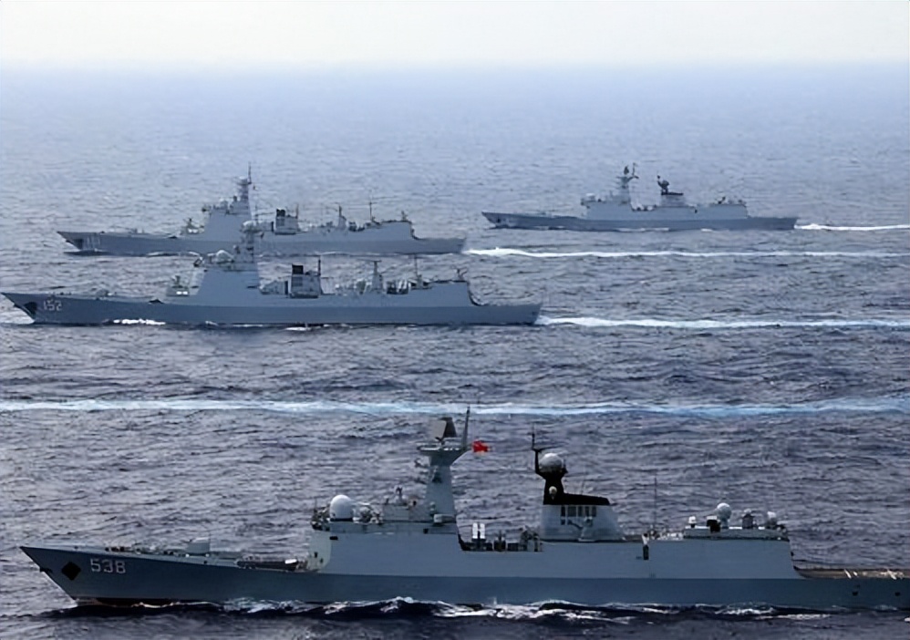 The bayonet fight was staged in the Taiwan Sea, and the 052D was inserted horizontally towards ...