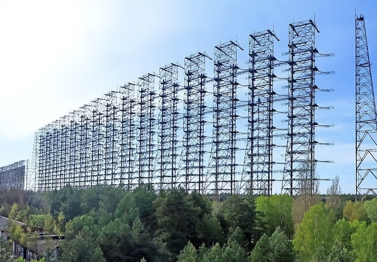 The Type 055B destroyer is equipped with a radar with a detection range ...