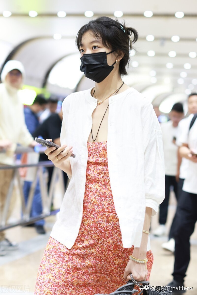 Sun Qian appeared at Beijing Airport, wearing a white sunproof jacket ...
