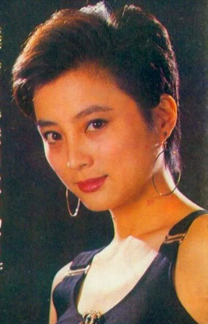 20 years ago, the national goddess Li Lingyu, a recent photo of ...