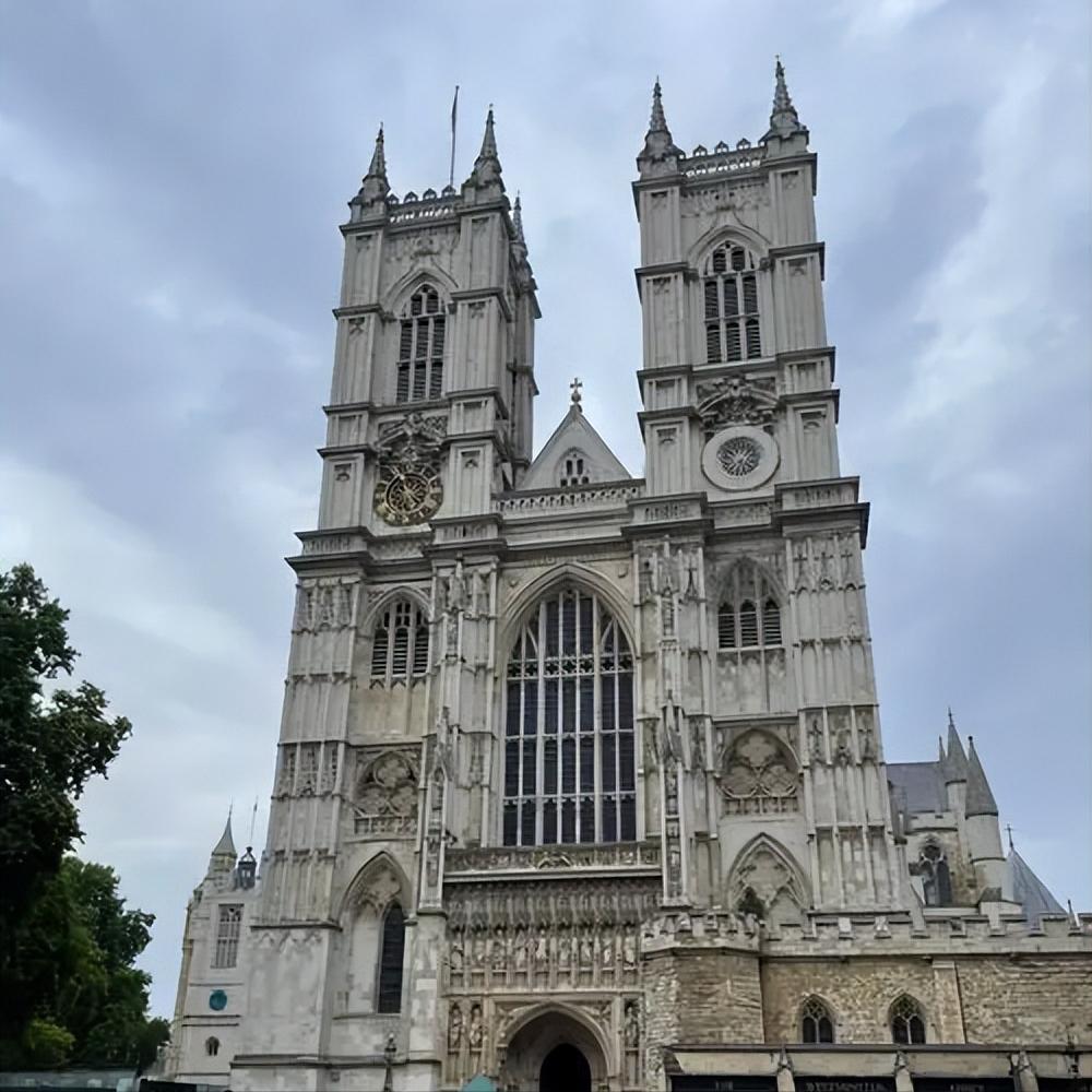 Westminster Abbey, London: One of the most famous religious buildings ...