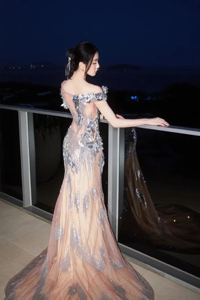There is a kind of "sexy", called Liu Shishi's streamer dress, which does not show long legs but ...