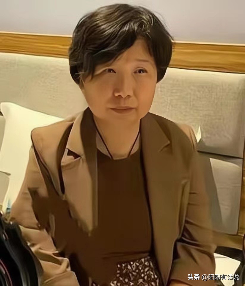 Du Xinzhi posted a group photo to clarify the rumors, and lawyer Pan Ke ...