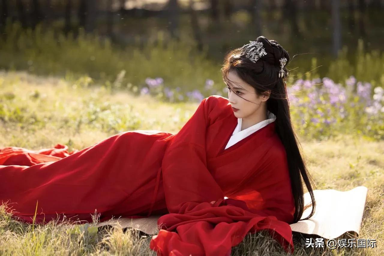 Bailu wears ancient costume and becomes a red-clothed heroine with long ...