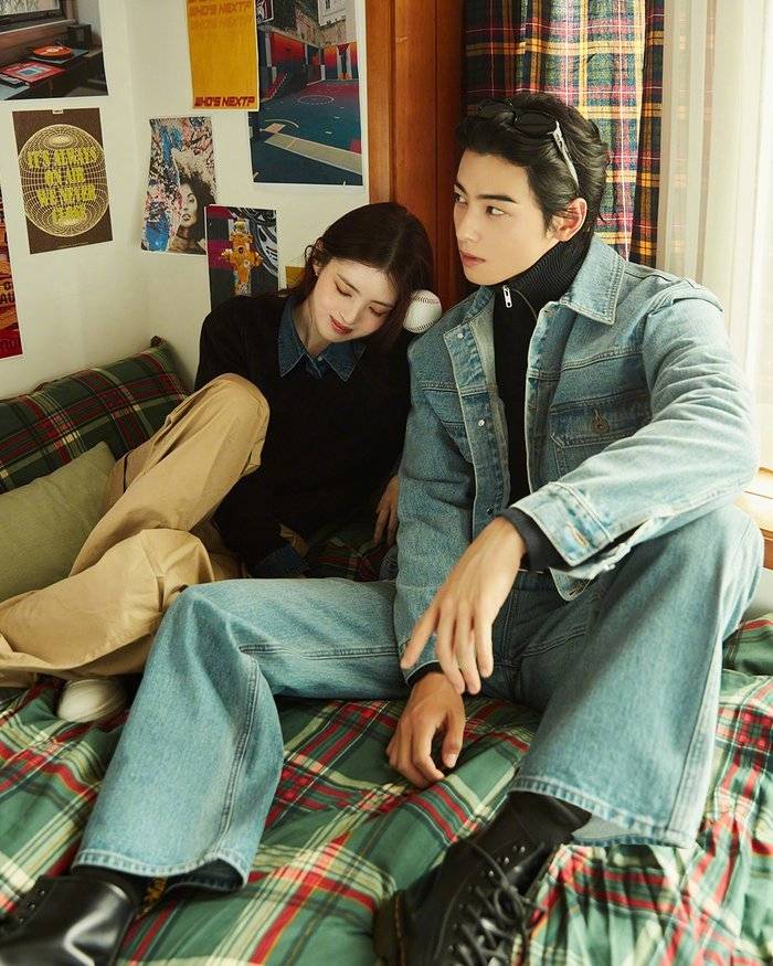 Cha Eun-woo and Han So-hee take selfies with the two Korean gods in the ...